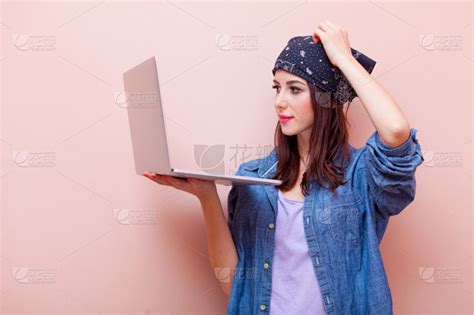 笔记本电脑 青年女人 注视镜头 美 花色丝质大手帕 水平画幅 美人 白人 仅成年人 青年人