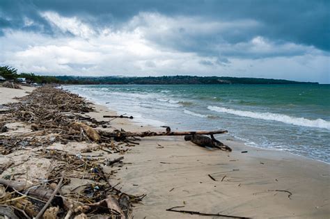 열대 해변은 쓰레기와 쓰레기로 완전히 덮여 있습니다 발리 섬 짐바란 해변 인도네시아의 생태 재앙 지구 해양오염인류의 자연재해 0명에 대한 스톡 사진 및 기타 이미지 Istock