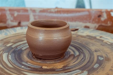 원시 점토 완성 된 컵은 도공의 바퀴에 서있다 점토에서 완성된 용기까지 도자기 갈색에 대한 스톡 사진 및 기타 이미지 갈색 공예 기술 Istock