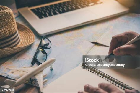 여행자 지도에 경로 검색 하는 인터넷에 대 한 정보 검색 하 여 여행 계획 가리키기에 대한 스톡 사진 및 기타 이미지 가리키기 가죽 공유 개념 Istock