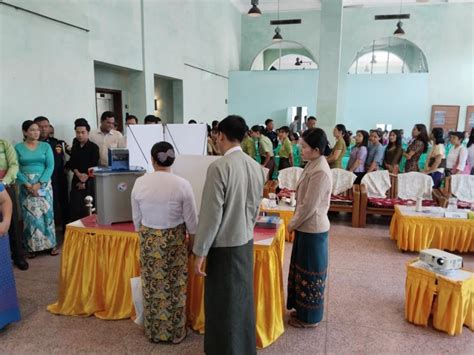 ကျောက်တံတားမြို့နယ်၌ မဲဆန္ဒရှင်ပြည်သူများ မြန်မာအီလက်ထရောနစ်မဲပေးစက်ဖြင့် လက်တွေ့စမ်းသပ