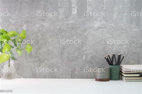커피 컵 책 연필 홀더 및 다락방 벽에 흰색 테이블에 화분 식물이있는 세련된 작업장 텍스트의 공간을 복사합니다 배경 주제에 대한 스톡 사진 및 기타 이미지 Istock