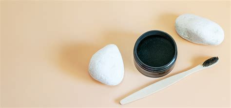 활성 탄 분말과 대나무 칫솔 상자와 데스크톱 템플릿 베이지 색 배경에 천연 흰색 돌 치아 미백 건강 관리 개념 텍스트의 공간을 복사합니다 0명에 대한 스톡 사진 및 기타