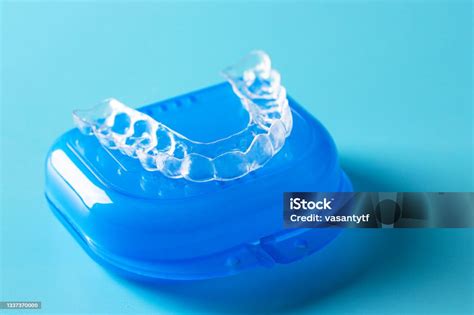 Invisalign 보이지 않는 중괄호는 파란색 복스의 정렬 치아 교정을 위한 이동성 교정 장치 치과 개념 치아 교정장치에 대한