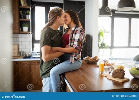 Pareja Rom Ntica Abrazando Y Besando Pas Ndola Bien Juntos Imagen De Archivo Imagen De