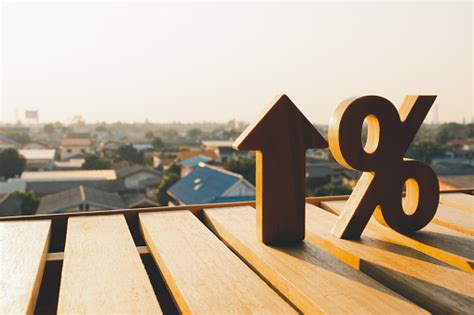 백분율 모델의 실루엣과 저녁 하늘이 있는 위쪽 화살표 성공을 위한 주요 개념 방법 인플레이션 개념을 수정하기 위해 연준 금리를