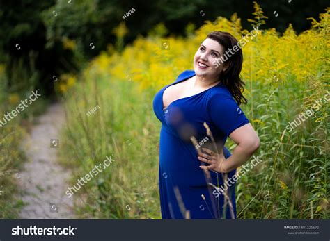 1 130 Imágenes De Woman Large Breast Clothed Imágenes Fotos Y