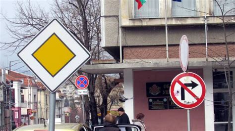 Обявени са обществените поръчка за пътни знаци и полагане на маркировка по републиканските