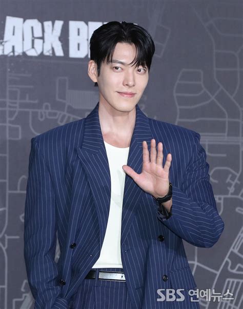 [e포토] 김우빈 무도실무관의 멋진 손인사