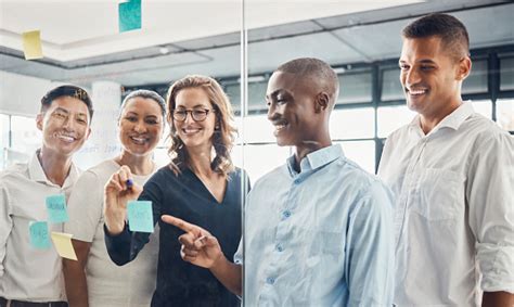 유리 보드 스티커 메모 및 스타트 업 사무실에서 마케팅 계획 또는 전략을 위한 회의에서 그룹 다양성을 가진 연구 혁신 또는 팀워크를 위한 팀 브레인스토밍 및 창의적인 협업