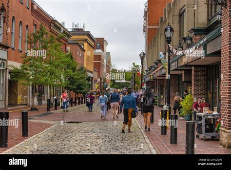 Salem Massachusetts Usa September 3 2022 People Walking And Shoping Down A Pedestrian Only