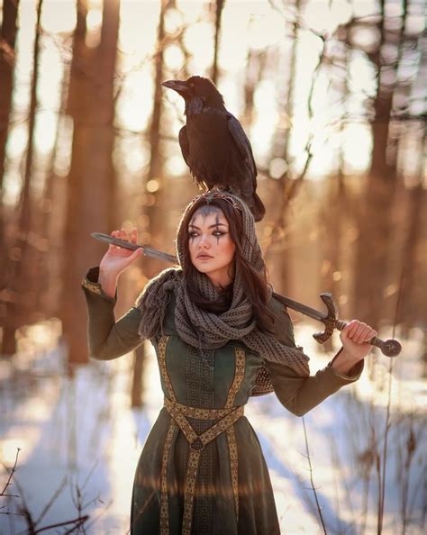 Фото с вороном девушка с мечем в 2024 г Романс Животные