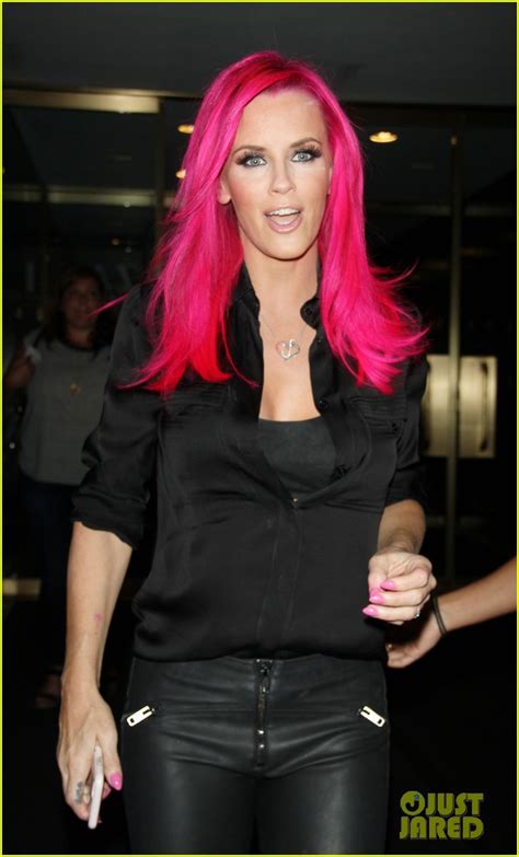 Jenny Mccarthy Dyes Her Hair Hot Pink See Her New Look Photo Jenny Mccarthy Photos