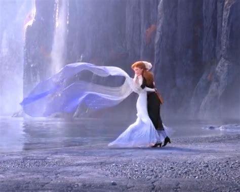 Frozen 2 Elsa And Anna Hugging Frozen Disney Movie Elsa Frozen