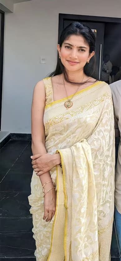 செம குத்து தங்கையின் நிச்சயதார்த்த விழாவில் சாய் பல்லவி ஆடிய கலக்கல் நடனம் வீடியோ Tamil Spark