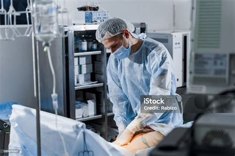 복부 성형술 복부를 줄이고 셀룰 라이트를 제거하는 플라스틱 작업 체형 보정 외과 의사는 의료 클리닉에서 환자를 위한 지방 흡입을 합니다 25 29세에 대한 스톡 사진 및