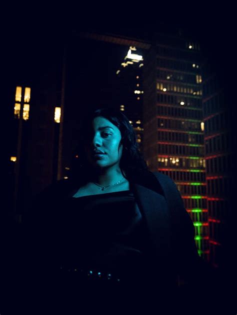 4k 4k 바탕화면 4k 해상도 가벼운 가수 거리 겨울 배경 공연 그림자 도시 도시 배경 모델 뮤지션 밤에 도시 비즈니스 복장 비즈니스 캐주얼