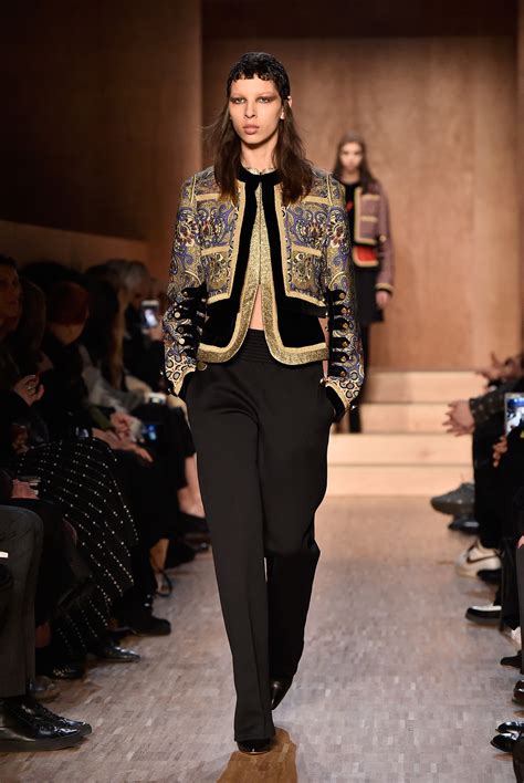 Givenchy Funde Referências Vitorianas E Do Antigo Egito No Inverno 2017