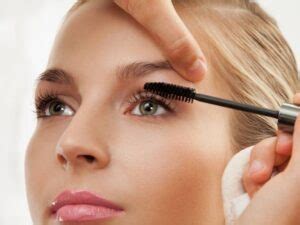 How To Curl Your Eyelashes Without A Curler Makeup Tutorials