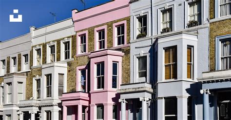 도시에 있는 여러 가지 빛깔의 건물들이 줄지어 서 있다 사진 Unsplash의 무료 런던 이미지
