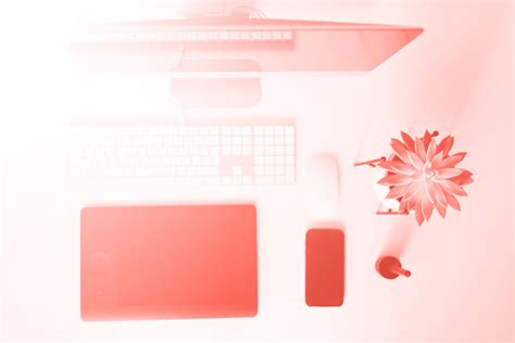 키보드 마우스 검은 색 빈 화면이있는 컴퓨터 디스플레이 전면 뷰입니다 트렌디 한 산호 색상 배경에 디자이너 작업 공간입니다 미니멀 홈 오피스 복사 공간 2019년에 대한