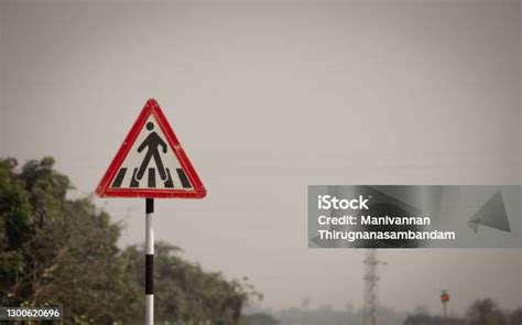 전방 횡단 보도를 나타내는 인도 도로 표지판 사람들이 길을 건너기 위해 미리 얼룩말 횡단을 나타내는 표지판 0명에 대한 스톡 사진 및 기타 이미지 Istock