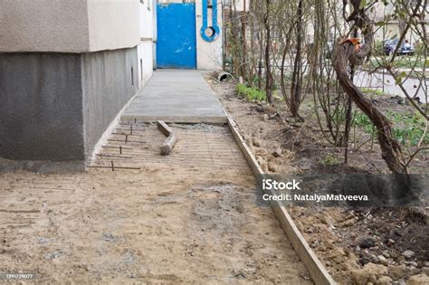 아파트 건물의 사각 지대 수리 콘크리트를 붓기위한 준비 철의 설치 보드로 만든 케이싱 0명에 대한 스톡 사진 및 기타 이미지