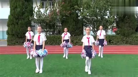 白丝小学生在操场上练舞，舞姿精彩迷人！腾讯视频