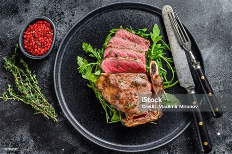 중간 희귀 슬라이스 스트립 로프 소고기 스테이크 또는 뉴욕 스테이크 검은 색 배경 위쪽 보기 뼈에 대한 스톡 사진 및 기타 이미지 Istock