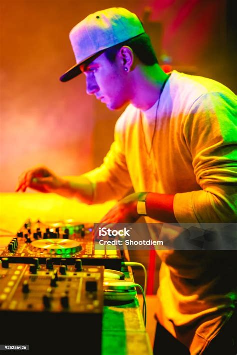 혼합 화려한 조명 아래 밤 파티에서 음악을 재생 하는 영 Dj의 초상화 재미 젊음 엔터테인먼트 및 페스트 개념입니다 Dj에 대한 스톡 사진 및 기타 이미지 Istock