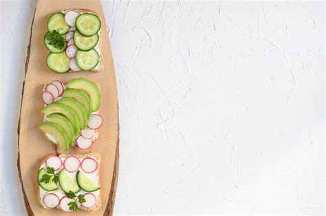 복사 공간이있는 흰색 배경의 도마에 채식주의 자 O 채식 샌드위치 3 개 0명에 대한 스톡 사진 및 기타 이미지 0명 건강한 식생활 무 Istock