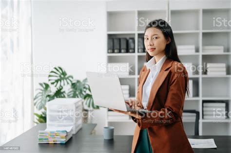 자신감 넘치는 비즈니스 전문가는 사무실의 책상 위에 디지털 태블릿을 들고 웃고 있는 매력적인 젊은 여성이다 20 24세에 대한 스톡 사진 및 기타 이미지 Istock