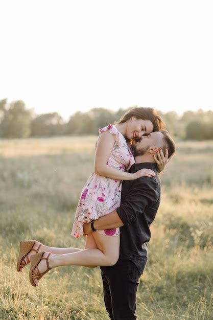 Joven Pareja De Enamorados Paseando Por El Parque Foto Gratis