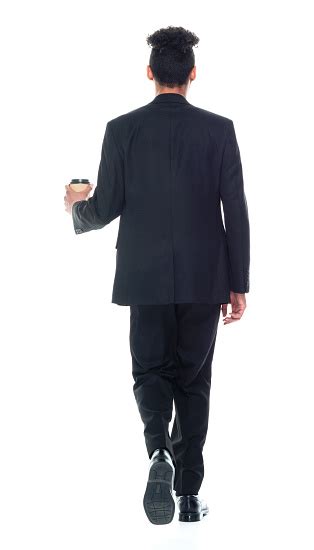 2029세 성인 잘생긴 사람 키가 큰 사람 곱슬머리 아프리카 민족 아프리카계 민족 젊은 남자 사업가 비즈니스 맨 워킹 맨트 워킹 비즈니스 캐주얼 스마트 캐주얼의 전체 길이