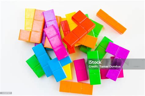 다채로운 퍼즐 큐브 배경 기하학적 인물 테이블 게임 여러 가지 빛깔의 퍼즐 큐브 개념에 대한 스톡 사진 및 기타 이미지 개념