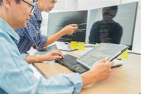 Programmeur Travaillant Dans Un Développement De Logiciel Et Des Technologies De Codage