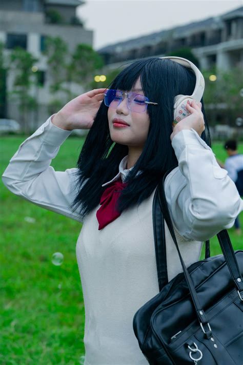 10대 거리 스타일 거품 검은 머리 검은 색 가방 고요한 교복 기술 나무 녹색 공원 도시 공원 도시 설정