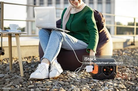 야외에서 코드를 통해 노트북을 전원 공급 장치에 연결하는 여성 30 34세에 대한 스톡 사진 및 기타 이미지 30 34세