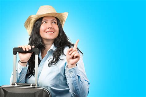 아름 다운 젊은 갈색 머리 여자 밝은 파란색 흰색 배경에 가방 모자를 착용 공간에 복사 합니다 관광 개념입니다 가방에 대한 스톡 사진 및 기타 이미지 Istock