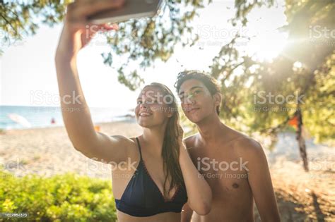 Selfie 사진 해변에 스마트폰을 사용 하 여 복용 하는 젊은 부부 관광객에 대한 스톡 사진 및 기타 이미지 관광객 남성 남자 Istock