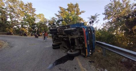 कैलालीमा ट्रक दुर्घटनाः एक जनाको मृत्यु १३ जना घाइते