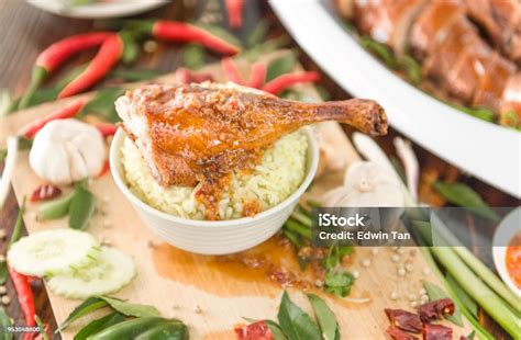 말레이시아 치킨 드럼 스틱 주위 야채와 함께 표시 하는 밥 그릇 위에 허브 재료로 0명에 대한 스톡 사진 및 기타 이미지 0명 그레이비 닭고기 Istock