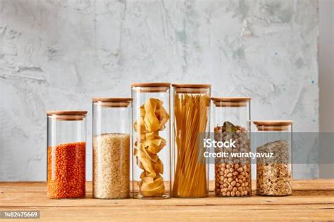 나무 테이블에 유리 항아리에 곡물 곡물 파스타의 구색 제로 폐기물 주방 보관 가정 생활에 대한 스톡 사진 및 기타 이미지