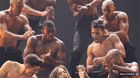 Takto Sa Kradne šou Lopez Posiata Kryštálikmi A Nahí Chlapi Okolo Nej