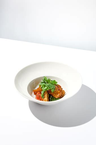 화이트 플레이트에 중국 스타일의 바삭 바삭한 가지 여름 메뉴에 바삭한 가지 샐러드 아시아 전채 고수풀 잎으로 구운 Aubergine 비건 음식 미적 채소 메뉴 0명에 대한