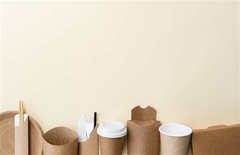 프레임 하단의 종이 일회용 식기 위는 빈 공간입니다 플라스틱을 대체하기 위해 생분해 성 물질을 사용하는 개념 갈색 용지에 대한 스톡 사진 및 기타 이미지 Istock