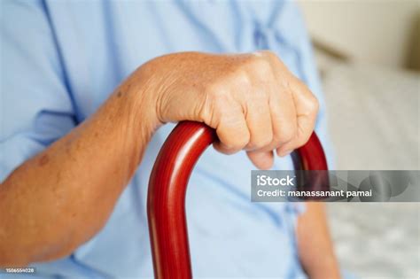 병원에서 주름진 손에 지팡이를 들고 있는 아시아 노인 장애 여성 환자 치매에 대한 스톡 사진 및 기타 이미지 치매 여자 노인 간호사 Istock