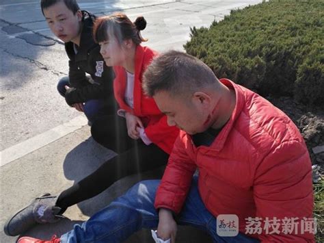 电动三轮车搭客速度快 与依维柯相撞多人受伤