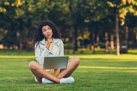 전체 크기 사진 의 낙관적 인 갈색 머리 숙녀 앉아 생각 쓰기 노트북 착용 노란색 드레스 재킷 외부 공원에서 갈색 머리에 대한 스톡 사진 및 기타 이미지 Istock