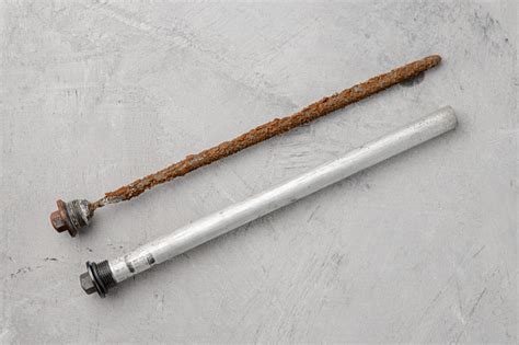 회색 콘크리트 배경에 온수기 또는 보일러의 새롭고 마모 된 마그네슘 양극 전기 보일러의 수리 및 유지 보수의 개념 양극에 대한 스톡 사진 및 기타 이미지 Istock